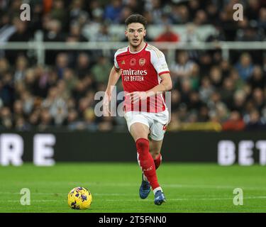 Declan Rice of Arsenal breaks with the ball during the Premier League ...