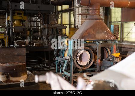 Furnace for melting steel and other ferrous metals in metallurgical ...
