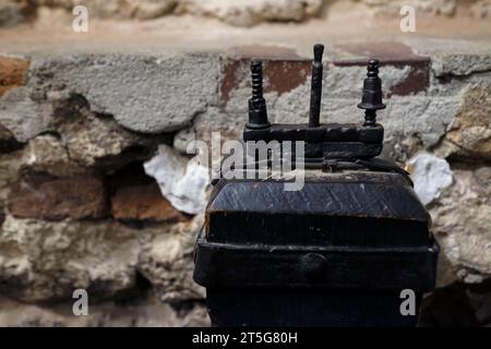 Thumbscrew, a medieval torture device Stock Photo - Alamy