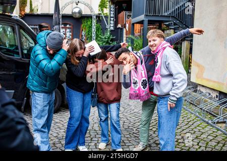 Zacharias, Daniel und Gustav von der Band 01099 bei ihrem Pop-up-Store ...
