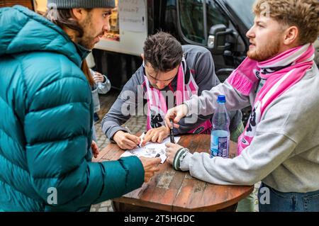Zacharias, Daniel und Gustav von der Band 01099 bei ihrem Pop-up-Store ...
