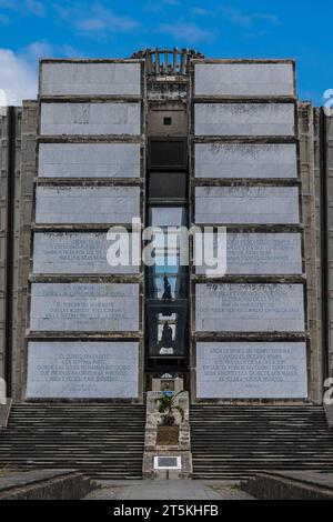View of the beautiful Columbus Lighthouse monument and the flag of ...