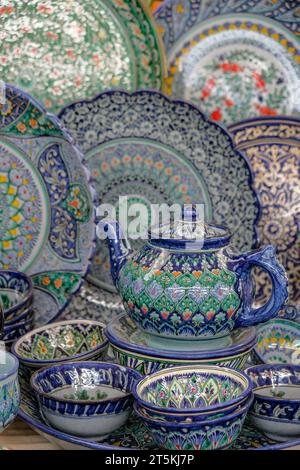 Fergana ceramics in the Samarkand market in Uzbekistan Stock Photo - Alamy