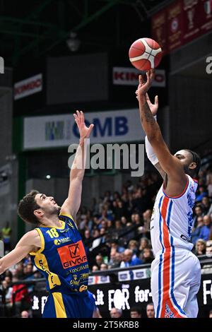 Treviso, Italy. 05th Nov, 2023. Alessandro Izekor during Benetton Rugby ...