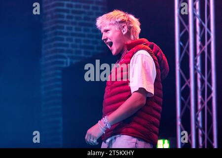 Paul von 01099 live beim Release -Konzert zum Album Blaus Stunden im ...