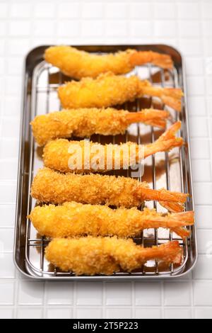 How to make Ebi fry (Japanese fried shrimp): Adding bread crumbs to the ...