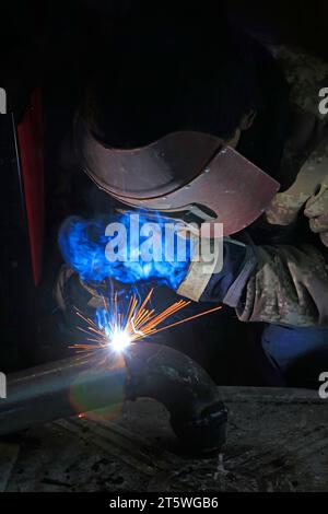 Workers welding operation Stock Photo - Alamy