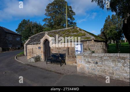 Chollerton Stable and Hearse House just a bit south of St Giles Church ...