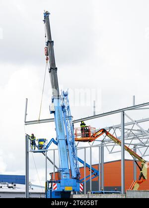 Large volume steel frame structure assembly using telescopic boom crane ...