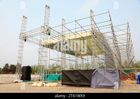 Steel pipe truss Stock Photo - Alamy