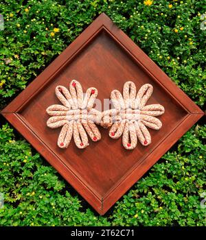 Green sculpture of Chinese traditional loop shape Stock Photo - Alamy