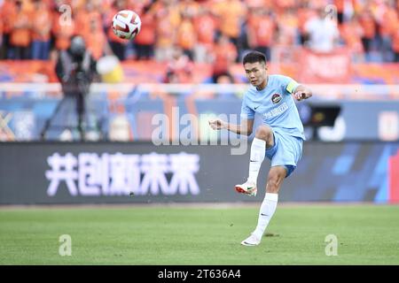 Shandong Taishan Football Club defeated Dalian Yingbo Football Club ...