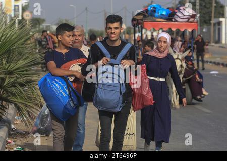 Bureij, Palestinian Territories. 08th Nov, 2023. Palestinians fleeing ...