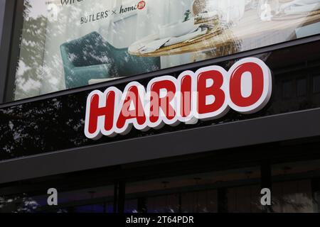 Haribo Logo am Store in Berlin *** Haribo logo on the store in Berlin ...