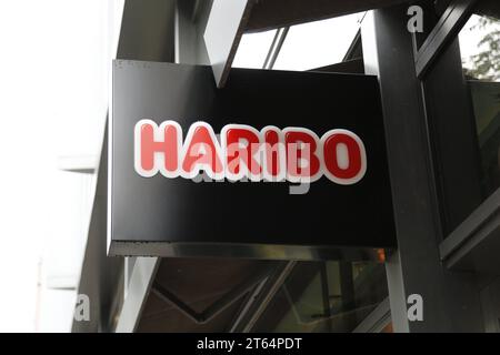 Haribo Logo am Store in Berlin *** Haribo logo on the store in Berlin ...