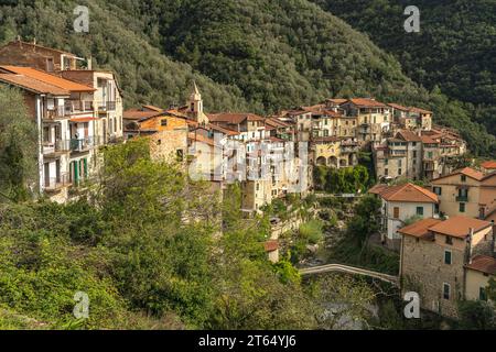Das mittelalterliche Dorf Rocchetta Nervina im Tal Val Nervia aus der ...