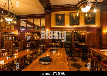 Bar at Berghoff Restaurant, Chicago. The restaurant was opened in 1898 ...