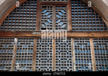 Chinese traditional wooden window lattice Stock Photo - Alamy