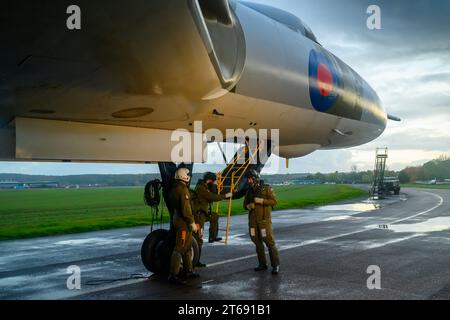 Avro Vulcan XM655 with aircrew entering the cockpit Stock Photo - Alamy
