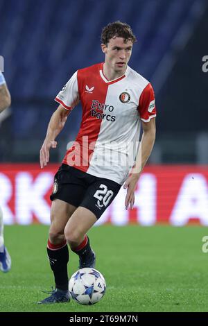 Feyenoord's Dutch midfielder Mats Wieffer challenges for the ball with ...