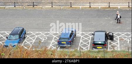 Disabled parking bay markings on roadway Stock Photo - Alamy