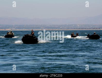 USS Anchorage UUV Operations 140721 Stock Photo - Alamy