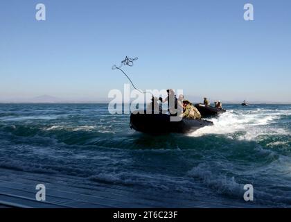 USS Anchorage UUV operations 140721 Stock Photo - Alamy