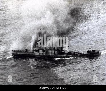 USS Borie (DD-215) sinking in the Atlantic in November 1943 Stock Photo ...