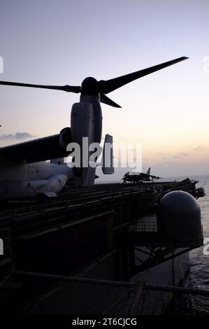 USS BOXER (LHD 4) 131028 Stock Photo - Alamy
