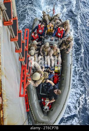 USS BOXER (LHD 4) 140201 Stock Photo - Alamy
