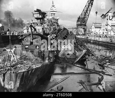 USS Cassin (DD-372), USS Downes (DD-375) and USS Raleigh (CL-7) in ...