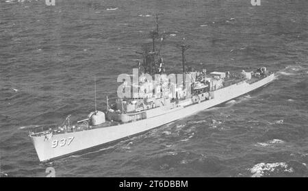 USS Davis (DD-937) underway at sea, circa in the 1960s Stock Photo - Alamy