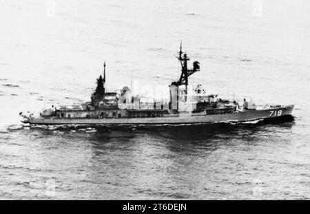 USS Epperson (DD-719) underway in 1970 Stock Photo - Alamy