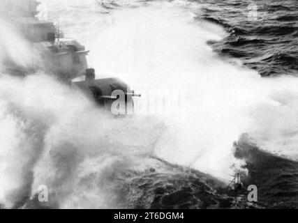 USS Fiske (DDR-842) in heavy seas c1960 Stock Photo - Alamy