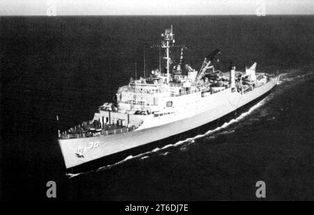 USS Fort Snelling (LSD-30) underway at sea, in 1984 Stock Photo - Alamy