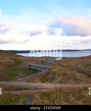 A crooked wooden fence. Background Stock Photo - Alamy