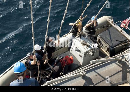 USS GETTYSBURG (CG 64) 131130 Stock Photo - Alamy