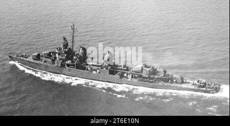 USS Guest (DD-472) underway in 1943 Stock Photo - Alamy