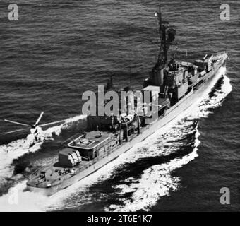USS Hamner (DD-718) underway in 1960 Stock Photo - Alamy