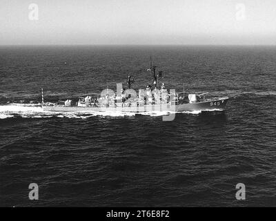 USS Hull (DD-945) underway at sea on 8 March 1960 Stock Photo - Alamy