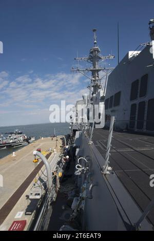 USS Jason Dunham operations 150211 Stock Photo - Alamy