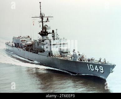 USS Koelsch (FF-1049) underway in rough seas in the Atlantic Ocean, 1 ...