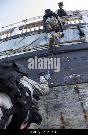 USS MASON (DDG 87) 131122 Stock Photo - Alamy