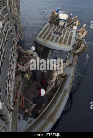 USS MASON (DDG 87) 140112 Stock Photo - Alamy