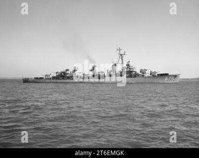 USS McGowan (DD-678) underway at sea on 7 September 1958 Stock Photo ...