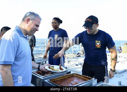 USS MONTEREY (CG 61) 130823 Stock Photo - Alamy