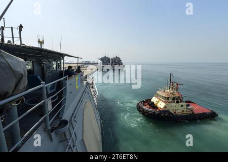 USS Monterey operations 130808 Stock Photo - Alamy