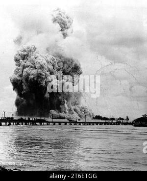 Explosion of USS Mount Hood (AE-11) at Seeadler Harbor on 10 November ...