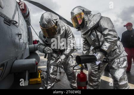 USS Mustin operations 150408 Stock Photo - Alamy