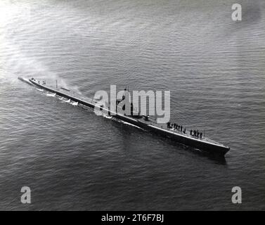 USS Queenfish (SS-393) underway at sea, in the 1950s Stock Photo - Alamy